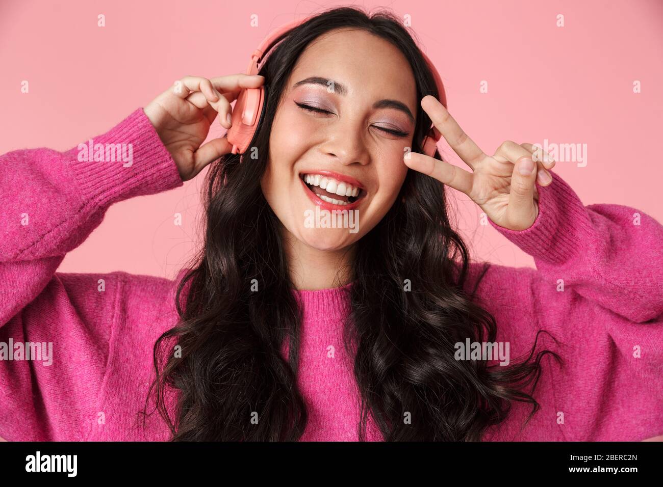 Japanese girl peace sign hi-res stock photography and images - Alamy