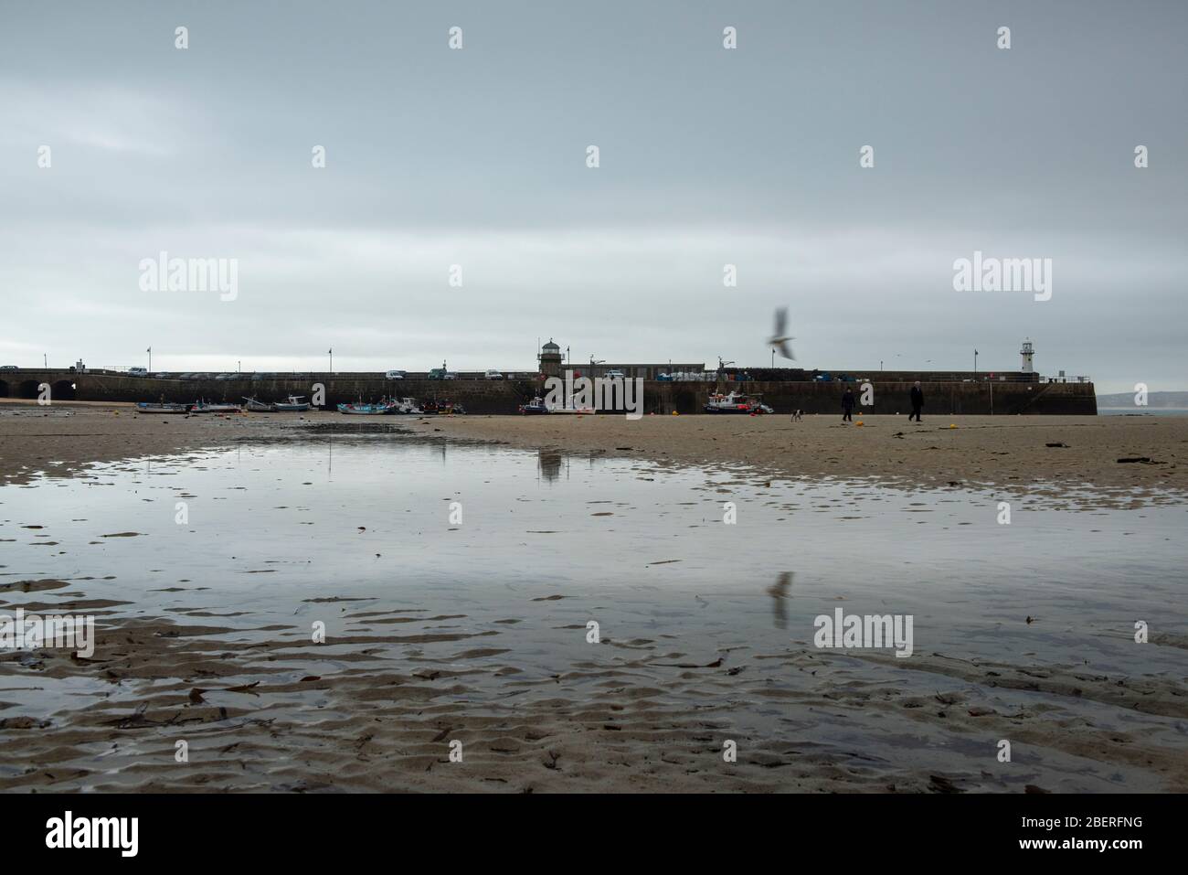 Grey day uk coast hi-res stock photography and images - Alamy