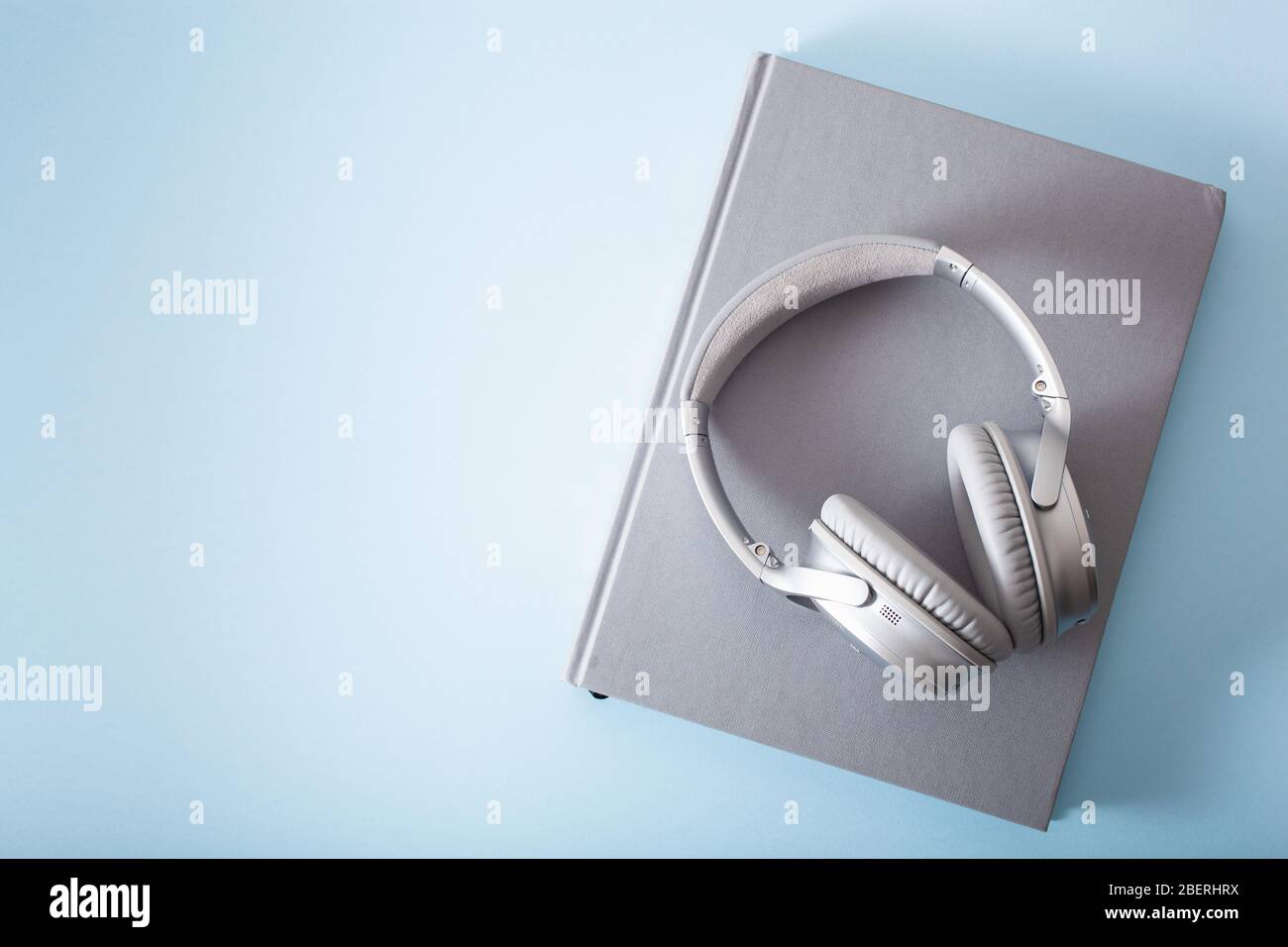 Modern headphones book hi-res stock photography and images - Alamy