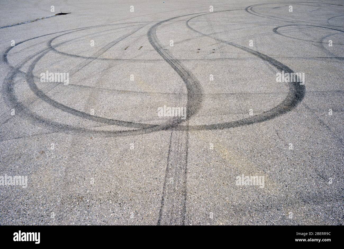 Texture of car wheels on asphalt Stock Photo - Alamy