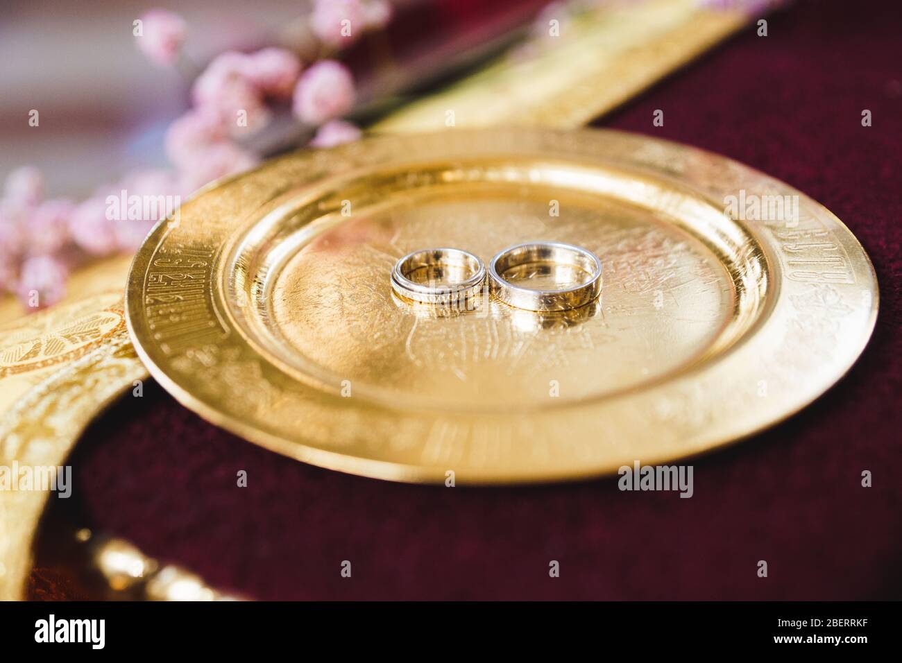 Gold platter hi-res stock photography and images - Alamy