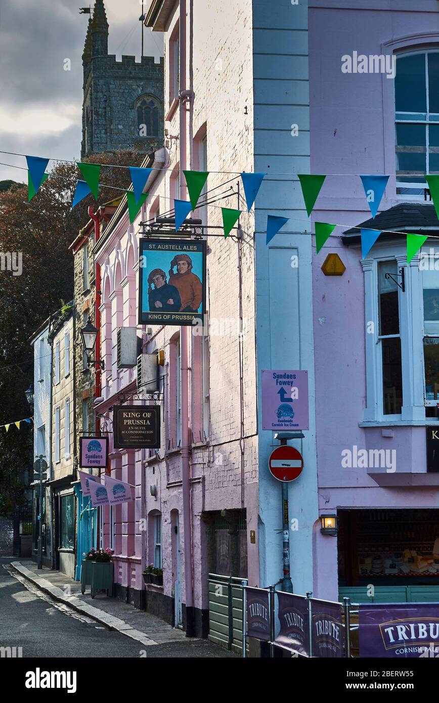 Colourful houses in the center of Fowey Stock Photo - Alamy