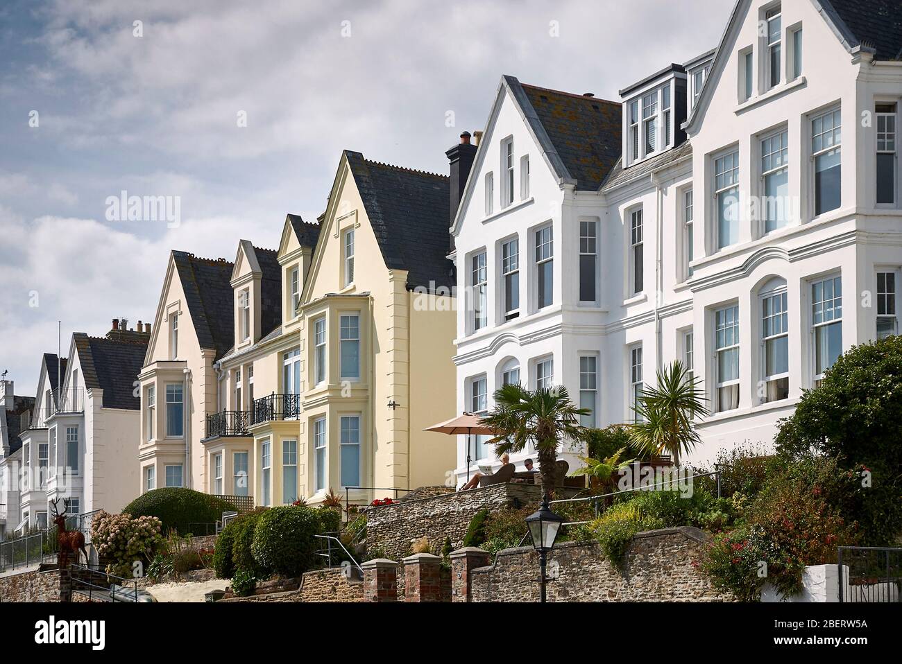 Well-groomed row of houses in Fowey Stock Photo - Alamy