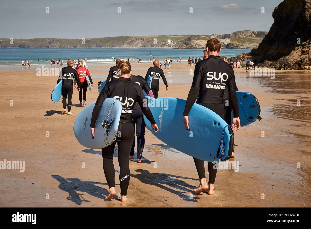 Group of surfers hi-res stock photography and images - Alamy