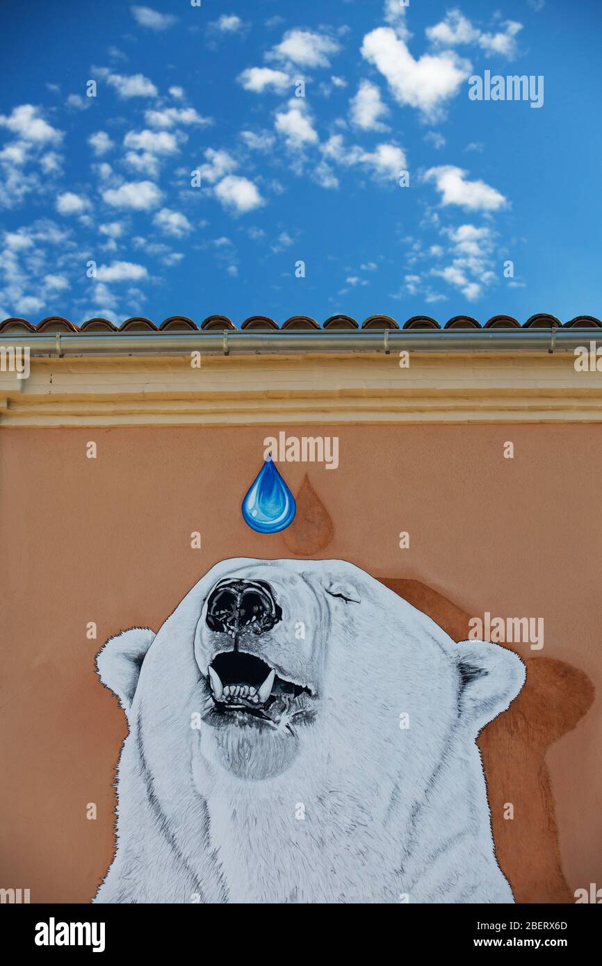 Street art graffiti polar bear hi-res stock photography and images - Alamy
