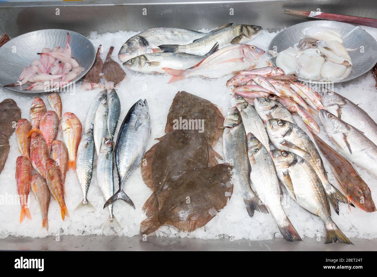 Fresh fish at a fishmonger on icy background Stock Photo - Alamy