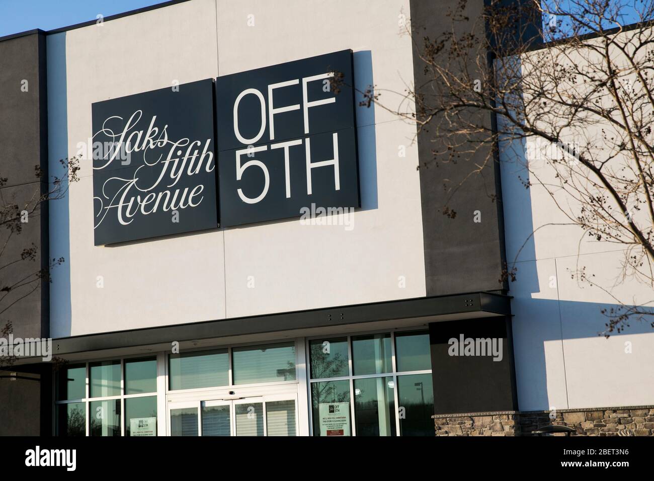 Saks 5th avenue logo hi-res stock photography and images - Alamy