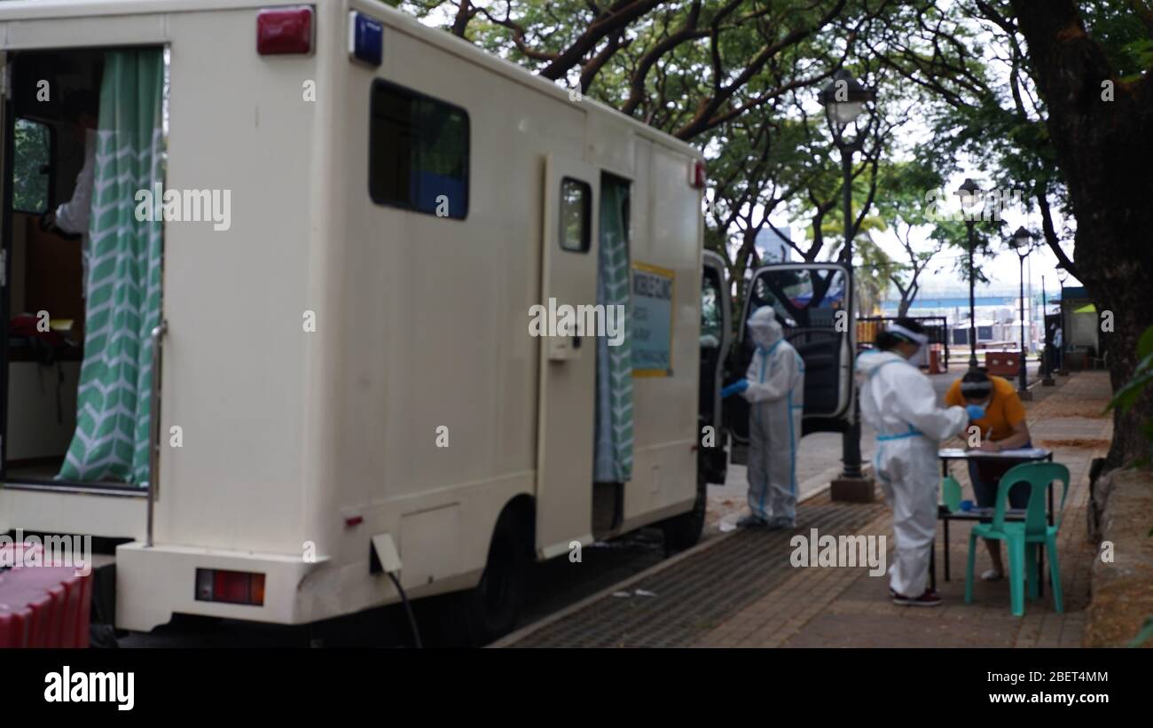 Quezon City, Philippines. 15th Apr, 2020. Quezon City residents who are ...