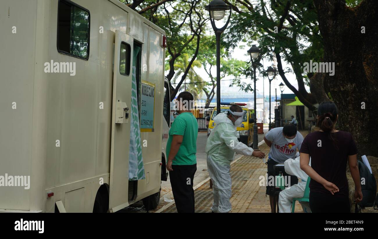 Quezon City, Philippines. 15th Apr, 2020. Quezon City residents who are ...