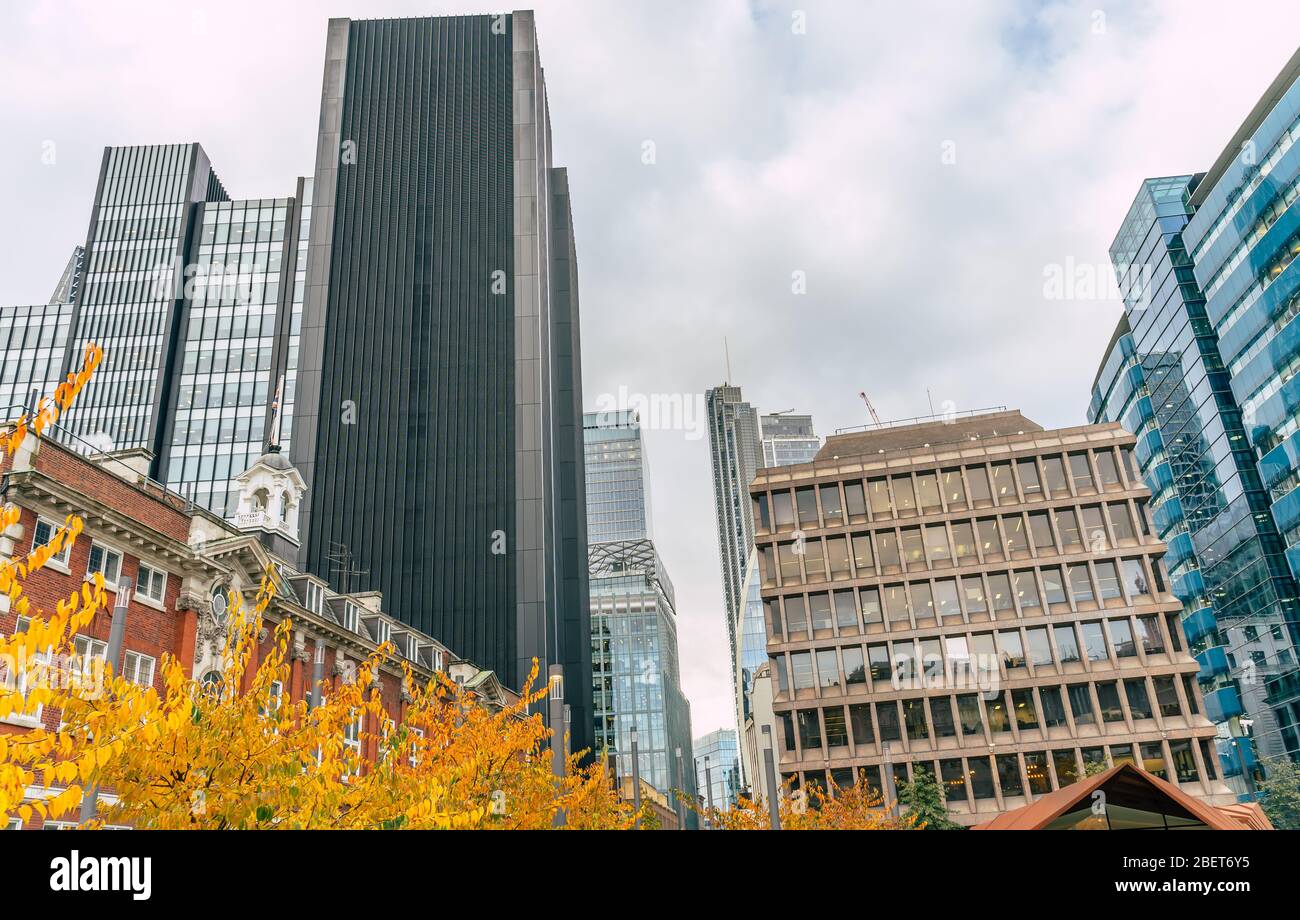 Office building skyscraper hi-res stock photography and images - Alamy