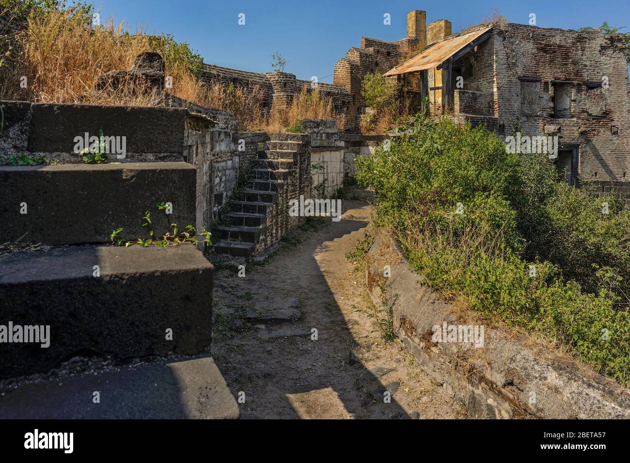 11 Nov 2011 Rampart (fortification) wall on Ahmednagar Fort - The fort ...