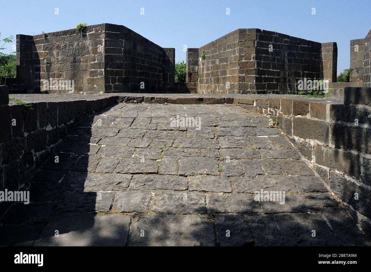 11 Nov 2011 Rampart (fortification) wall on Ahmednagar Fort - The fort ...