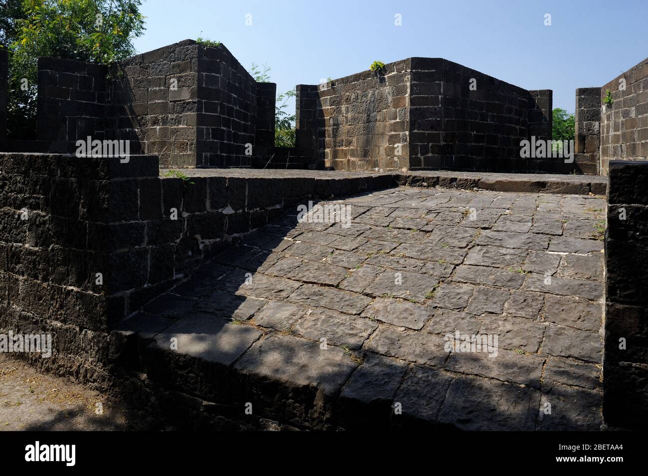 11 Nov 2011 Rampart (fortification) wall on Ahmednagar Fort - The fort ...
