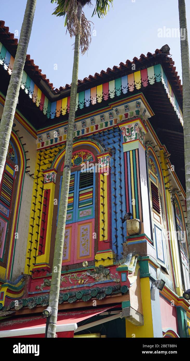 colorful chinese temple in the city of singapore Stock Photo - Alamy