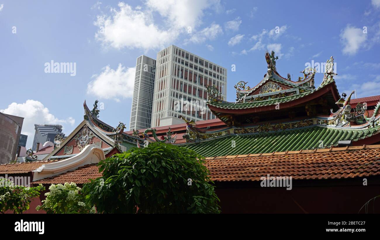 colorful chinese temple in the city of singapore Stock Photo - Alamy