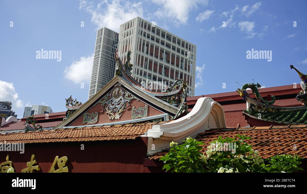 colorful chinese temple in the city of singapore Stock Photo - Alamy