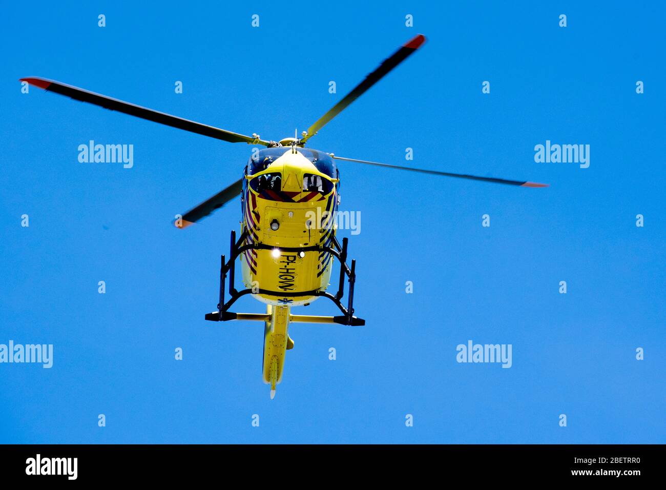 The trauma helicopter, the lifeliner 5, transports an IC covid-19 ...