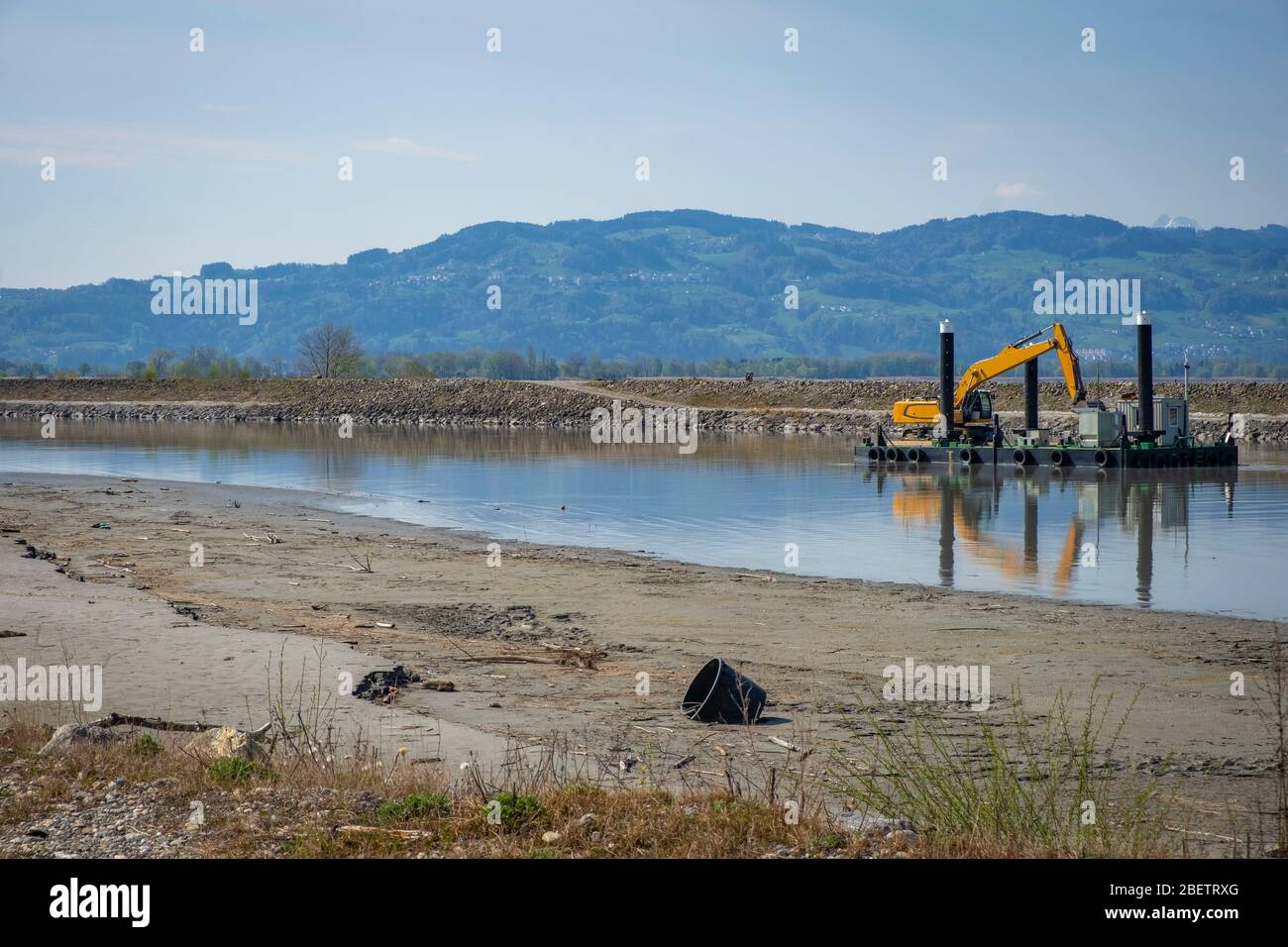 Sandabbau und Abtransport aus dem Rhein im Rheindelta am Bodensee Stock ...