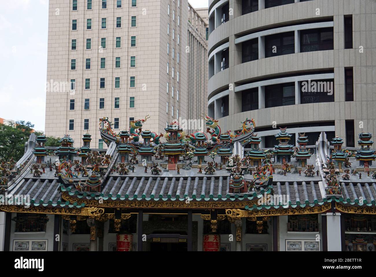 colorful chinese temple in the city of singapore Stock Photo - Alamy