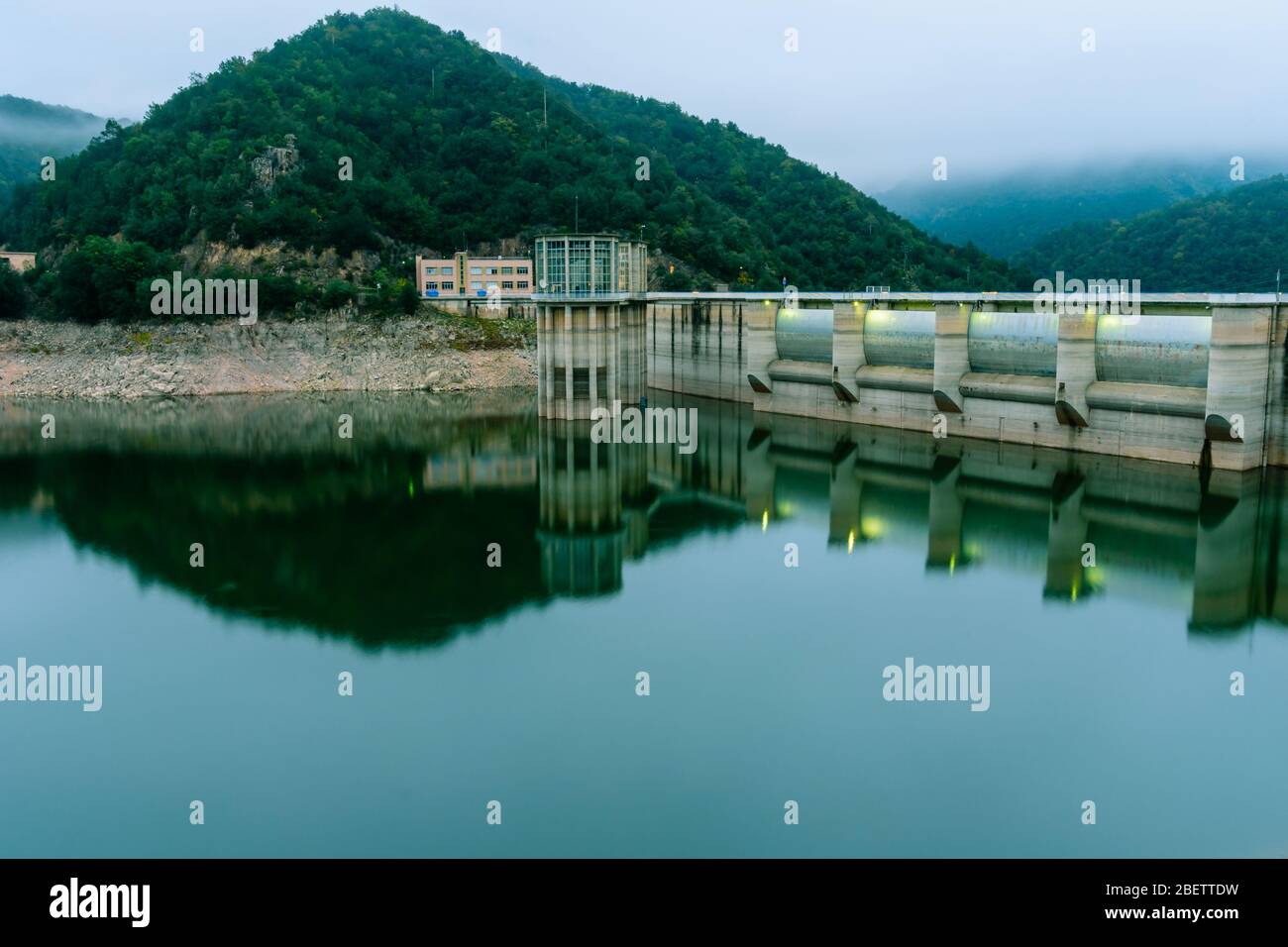 Reservoir dam water construction hi-res stock photography and images ...