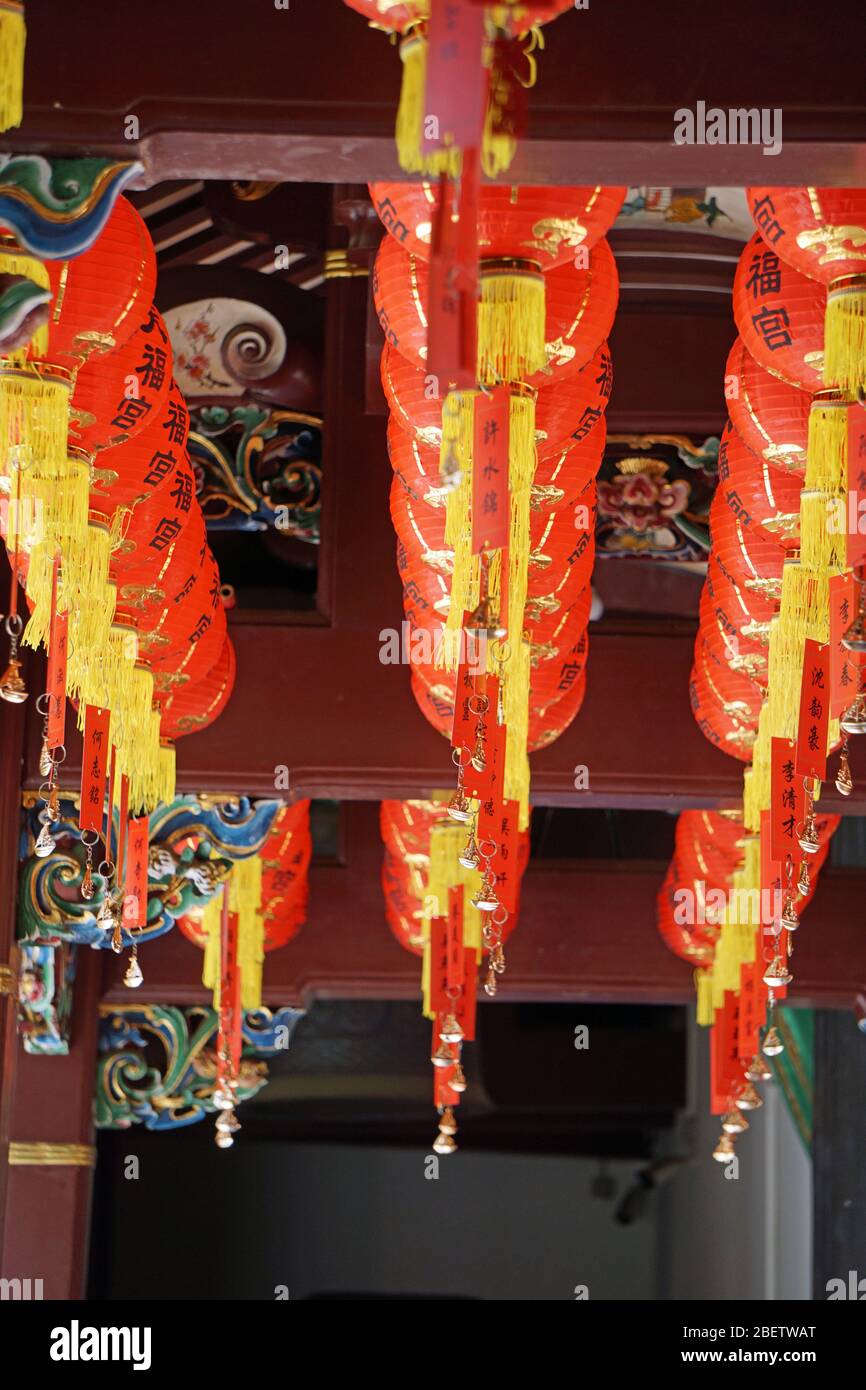 colorful chinese temple in the city of singapore Stock Photo - Alamy