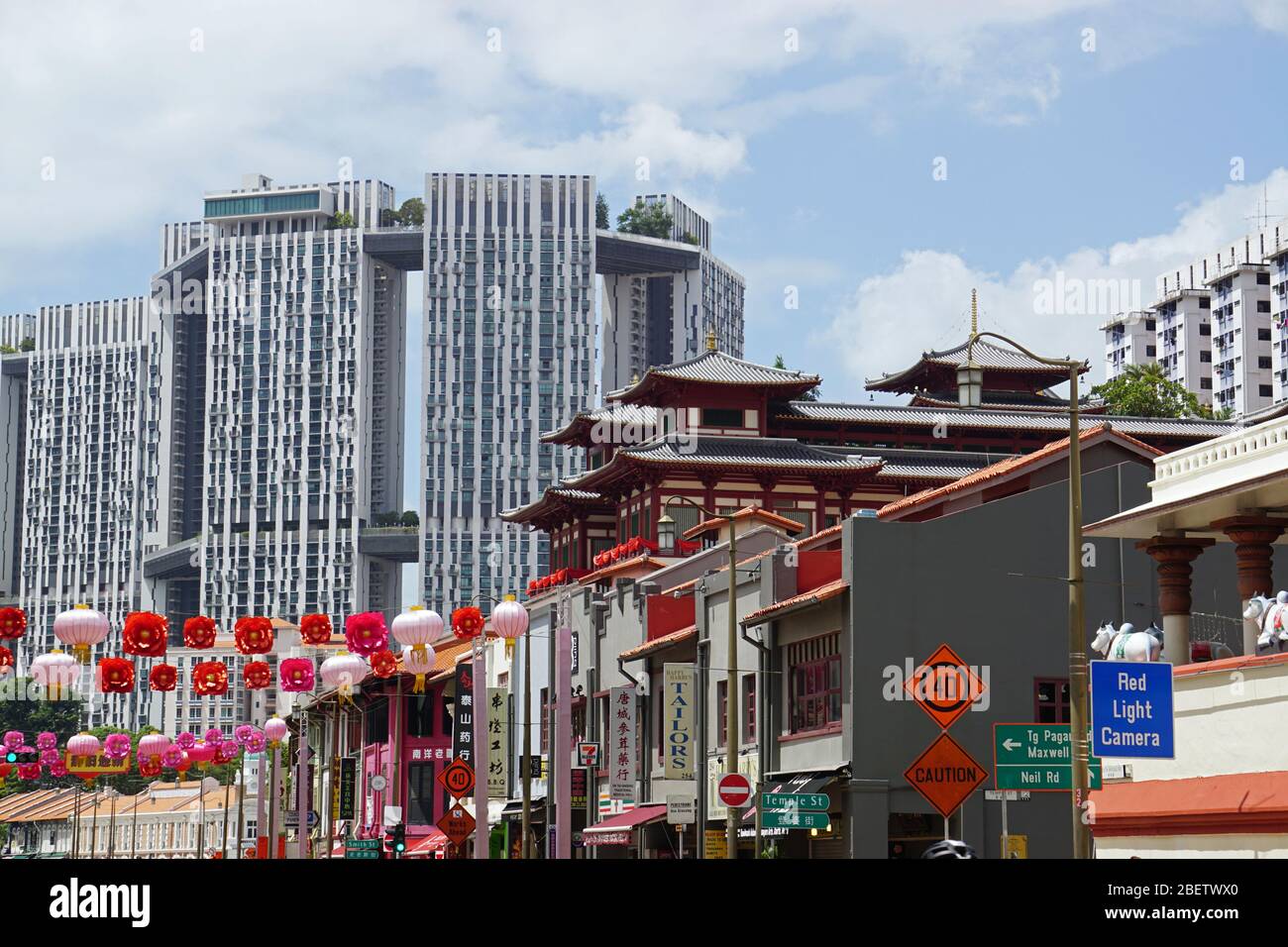 colorful chinese temple in the city of singapore Stock Photo - Alamy