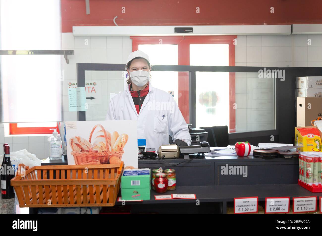 Young cashier man working at the supermarket Stock Photo - Alamy