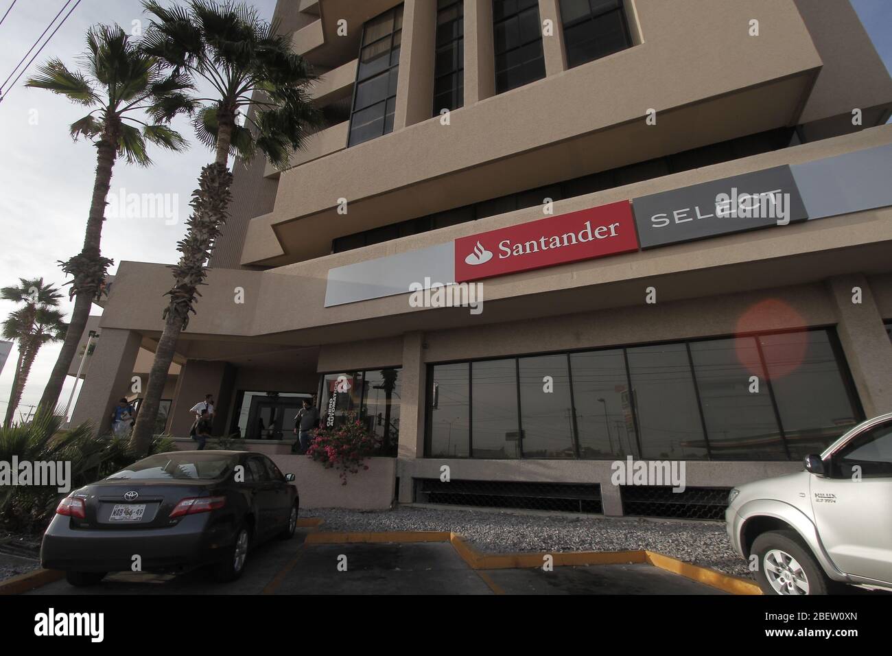Banco santander santander edificio hi-res stock photography and images ...