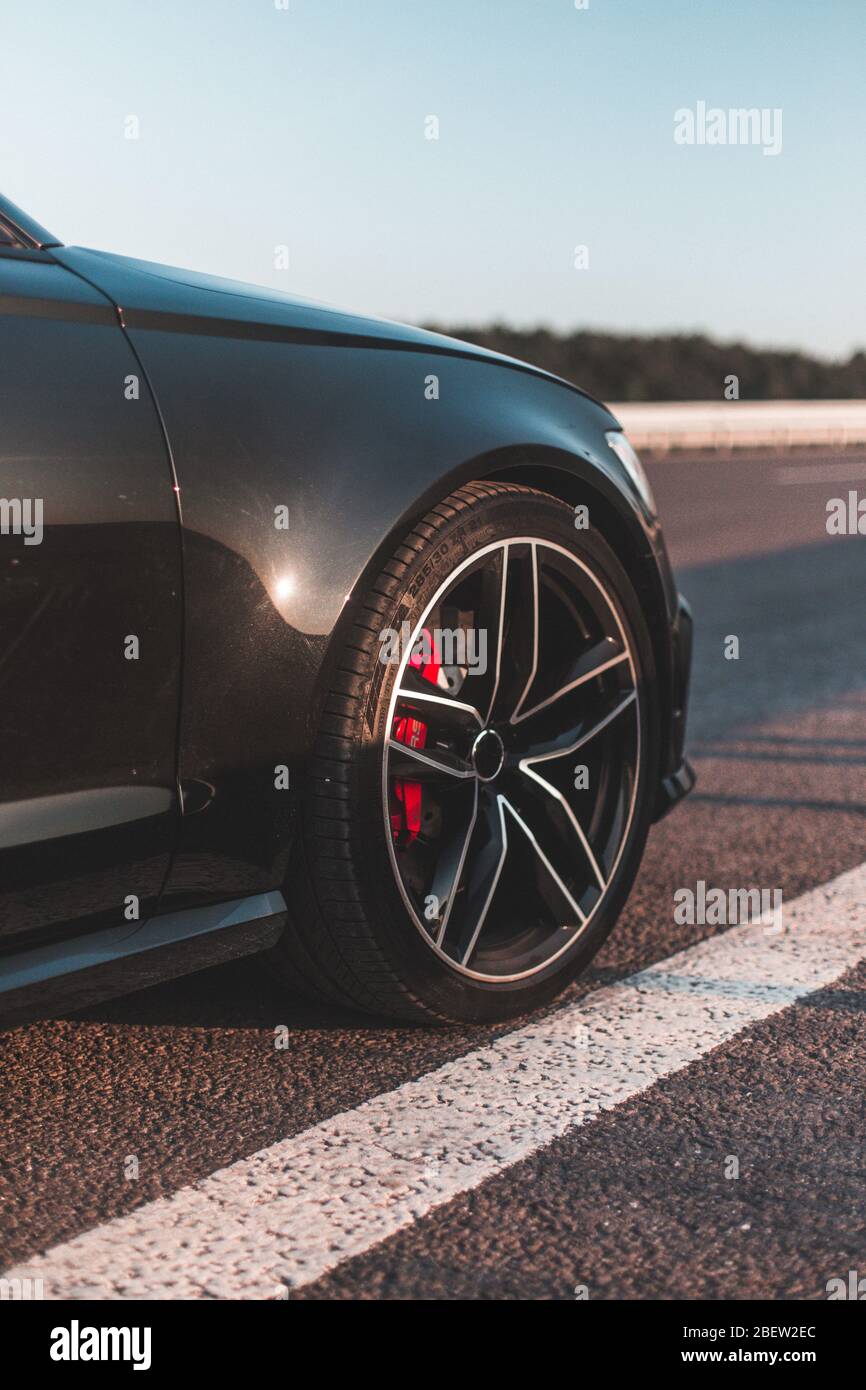 Front design wheel of a black car Stock Photo - Alamy