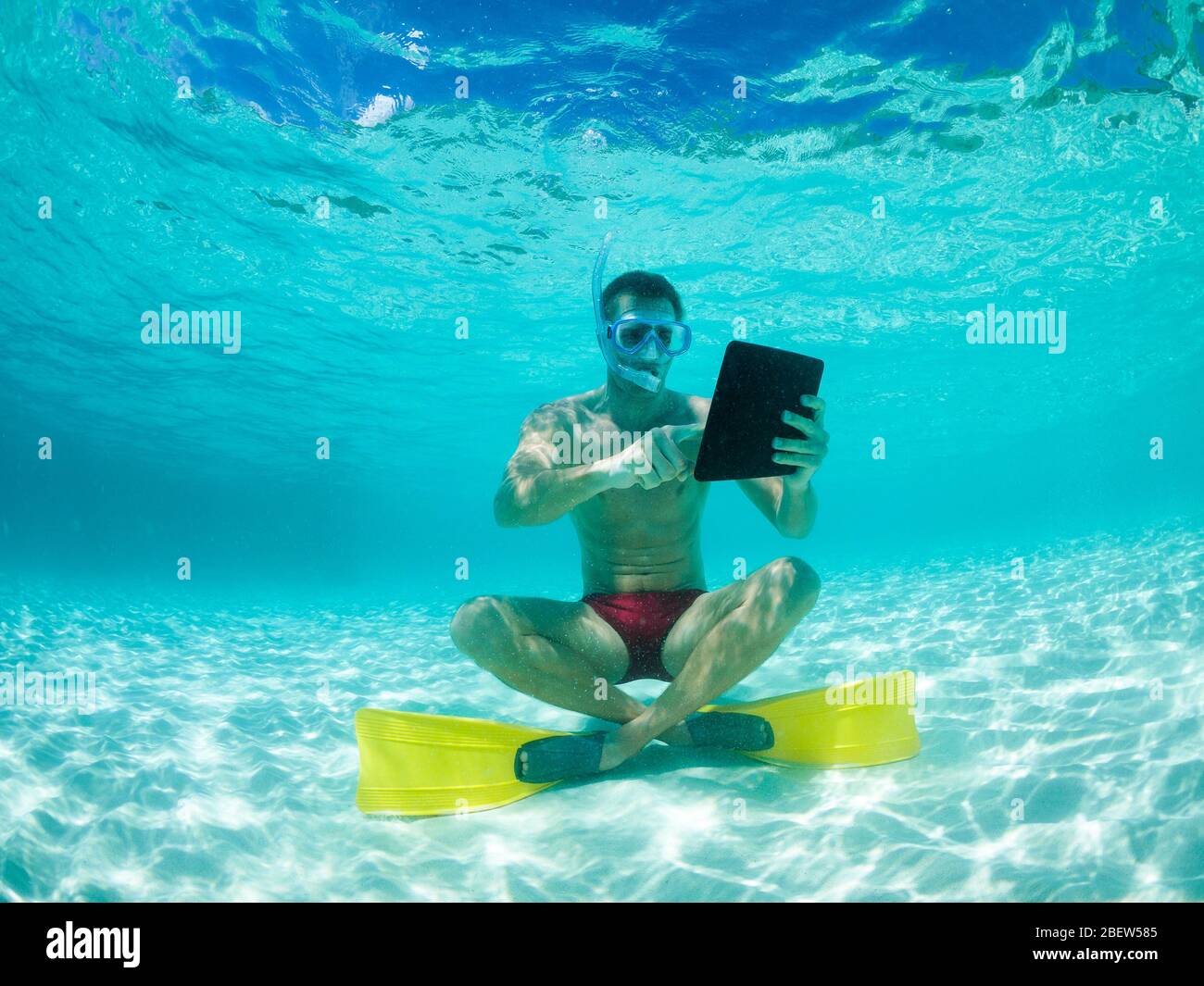 Man underwater tablet hi-res stock photography and images - Alamy