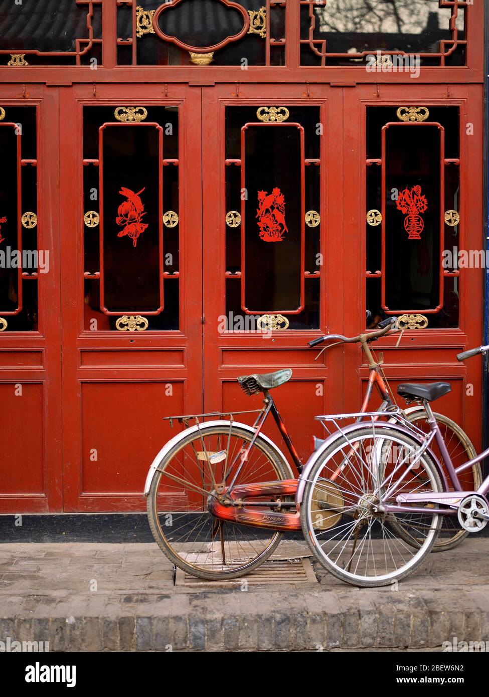 Red doors hi-res stock photography and images - Alamy