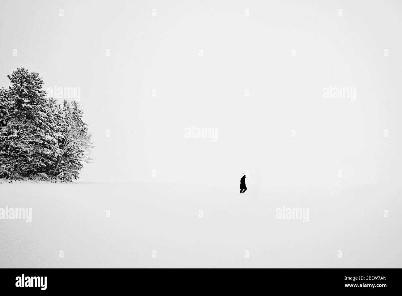 Lone figure walking hi-res stock photography and images - Alamy