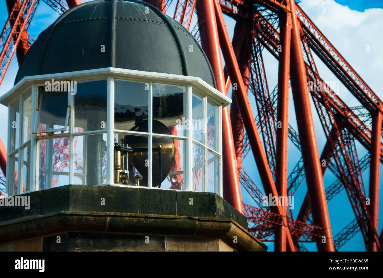 The Worlds smallest lighthouse against the backdrop of the Forth Bridge Stock Photo - Alamy