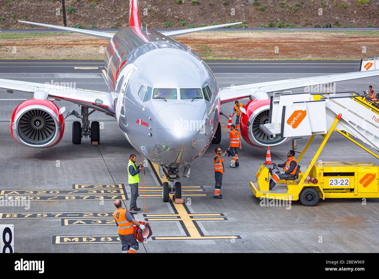 Portway Handling de Portugal S.A. ground crew prepares Jet2 Boeing 737 ...