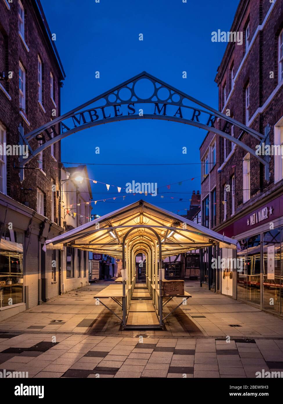 Empty market stalls hi-res stock photography and images - Alamy