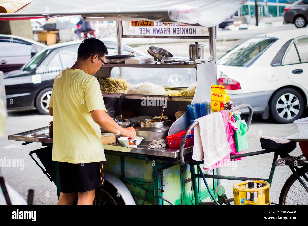 Chinese hawker selling delicious street food Stock Photo - Alamy