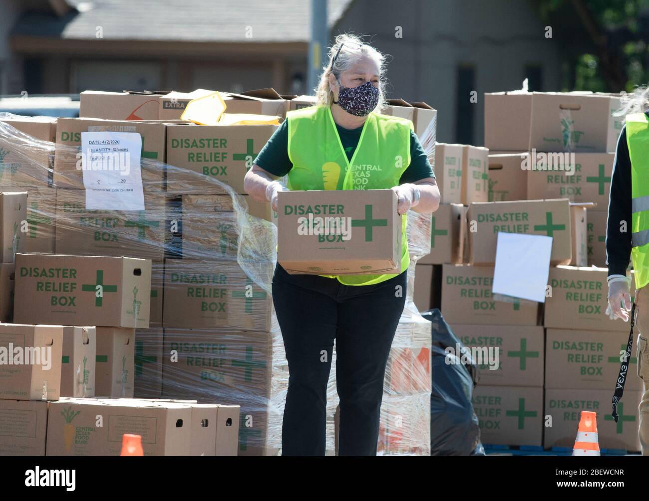 Food bank volunteer hi-res stock photography and images - Alamy