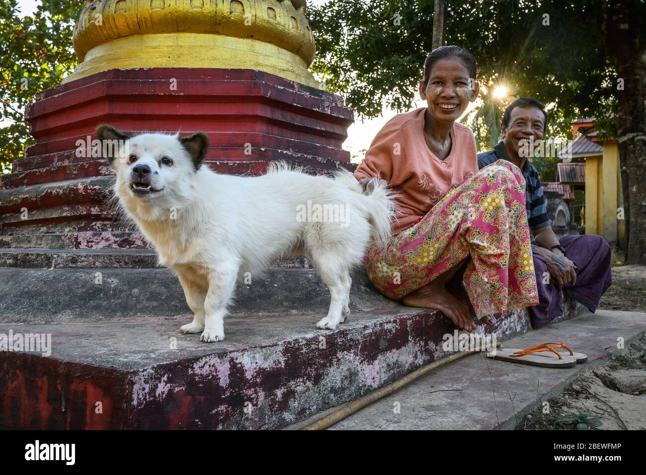 Burmese couple happy hi-res stock photography and images - Alamy