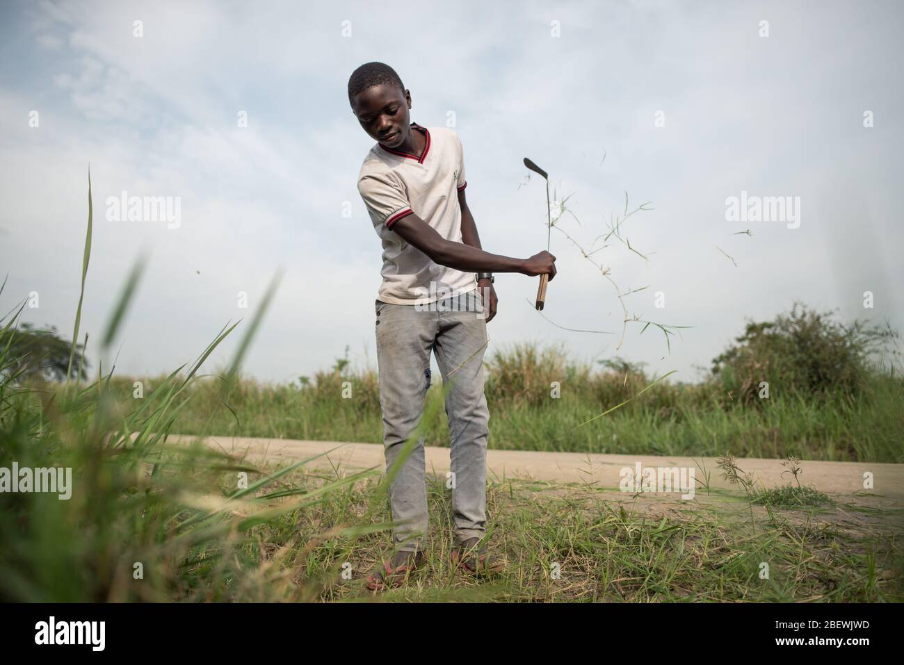 Man cutting grass hi-res stock photography and images - Alamy