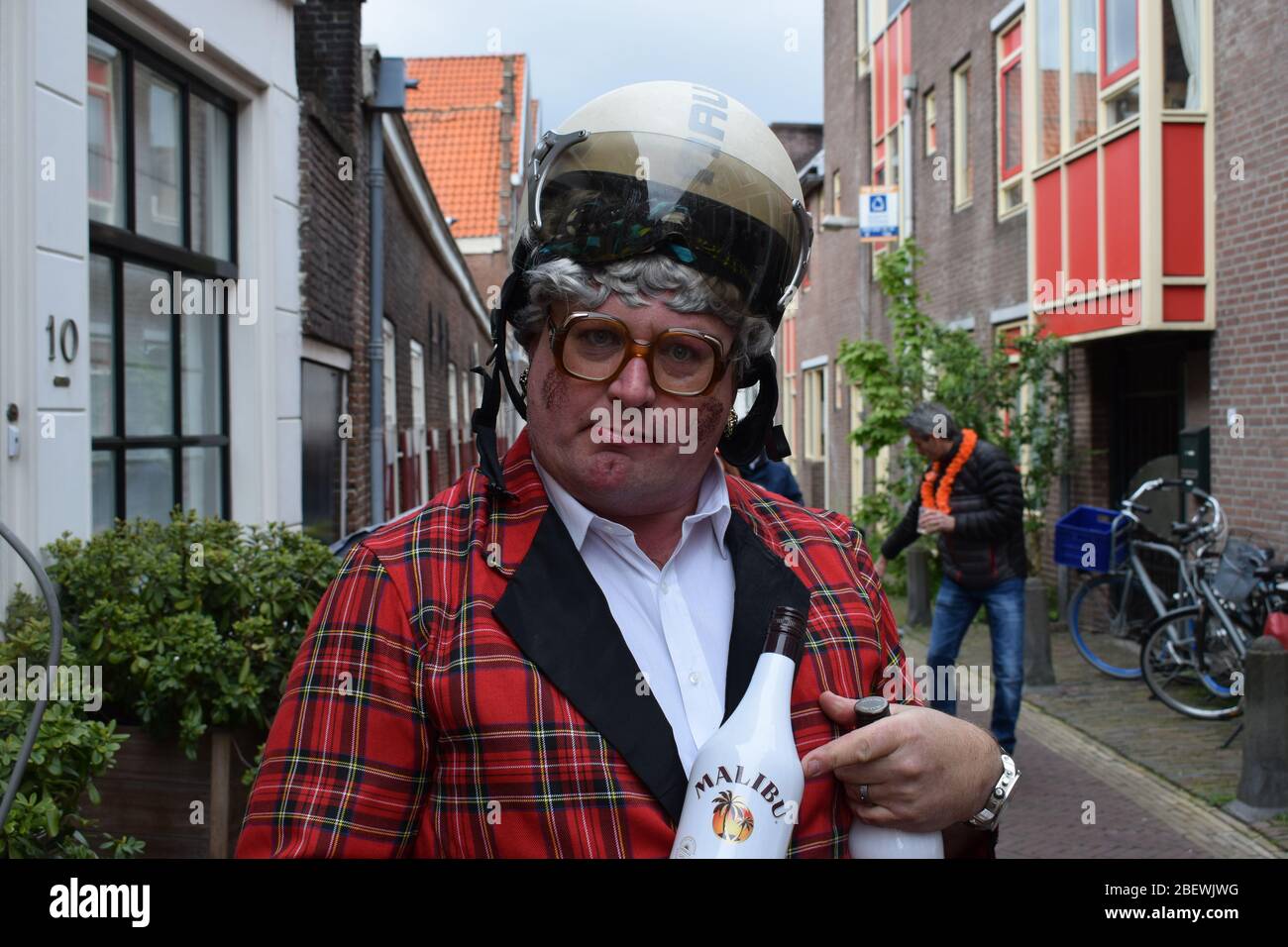 All orange outfit hi-res stock photography and images - Alamy