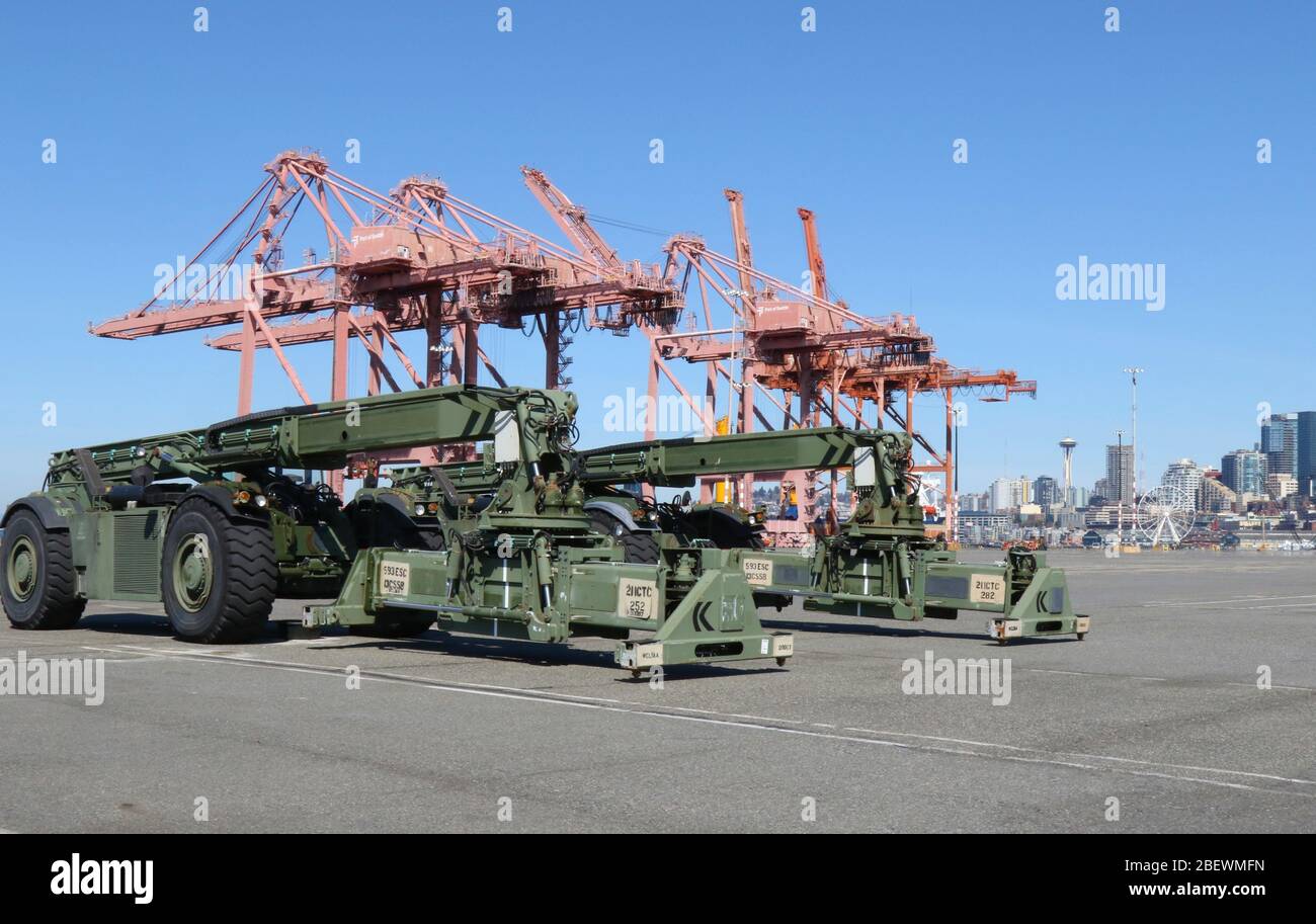 Container handlers hi-res stock photography and images - Alamy