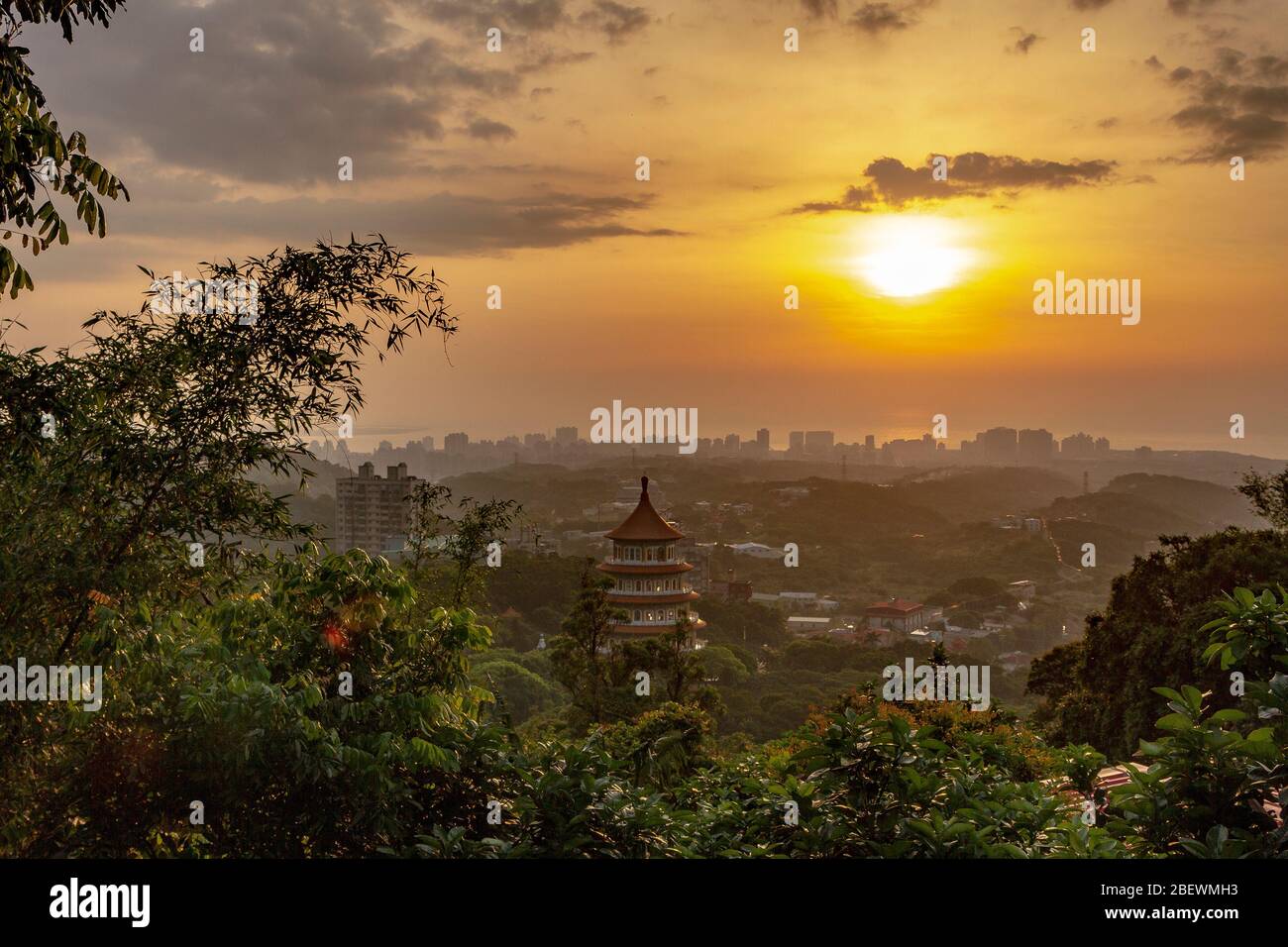 China temple sunrise hi-res stock photography and images - Alamy