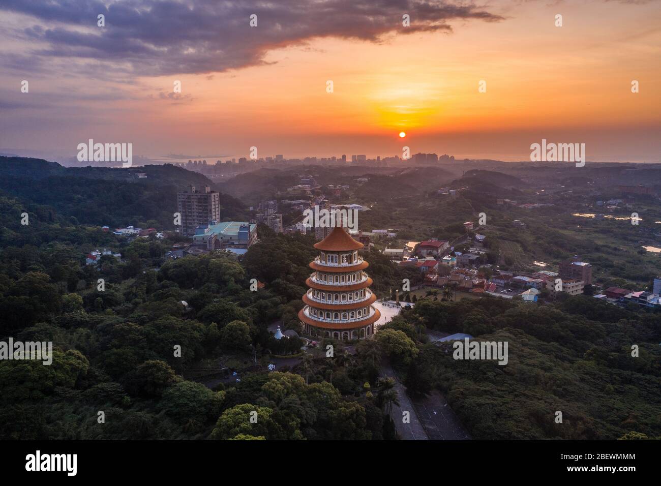 China temple sunrise hi-res stock photography and images - Alamy