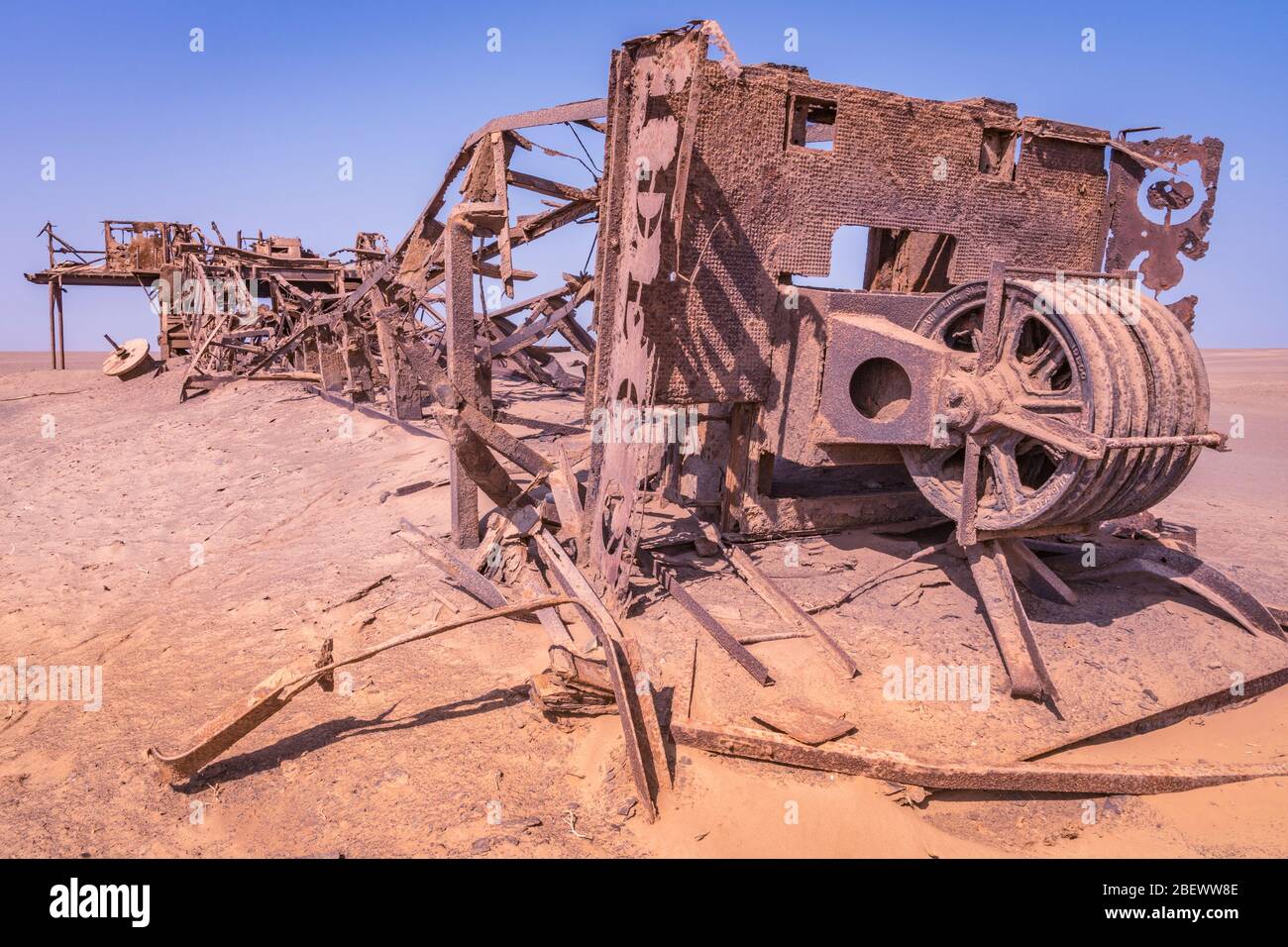 Abandoned oil rig in the Skeleton Coast in Namibia Stock Photo - Alamy