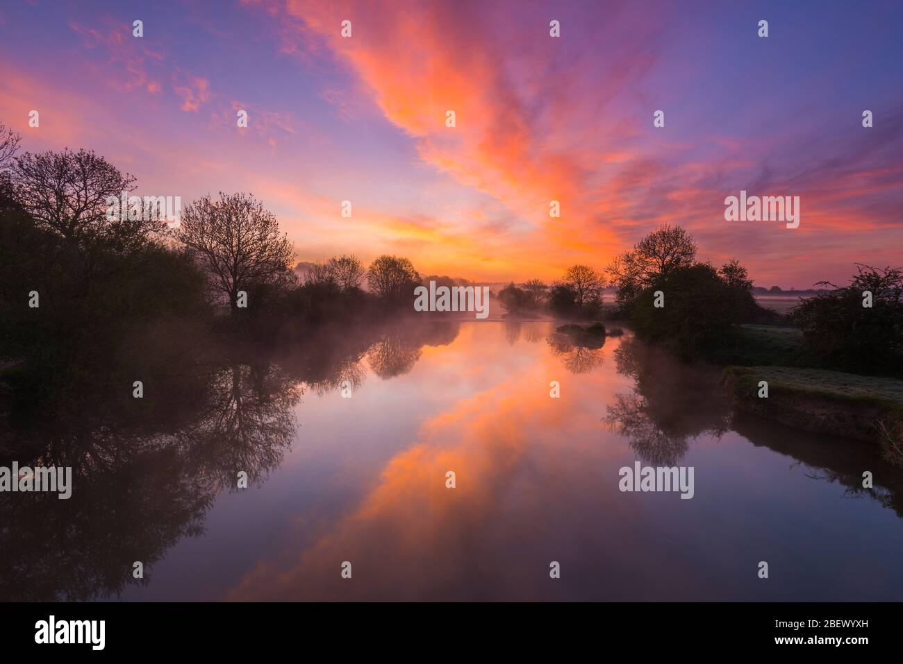 Wimborne, Dorset, UK. 16th April 2020. UK Weather. A spectacular ...