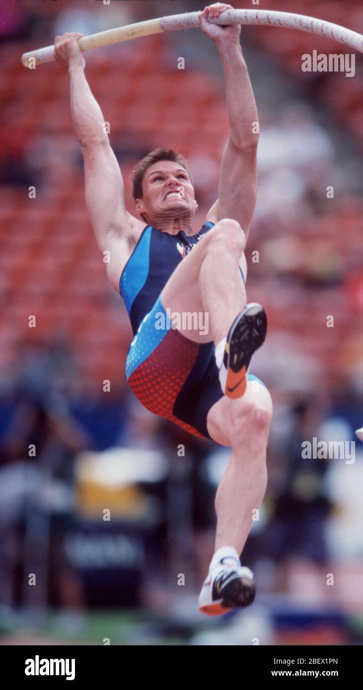 Edmonton, Canada. 09th Aug, 2001. Nick Hysong (USA) third in the pole ...