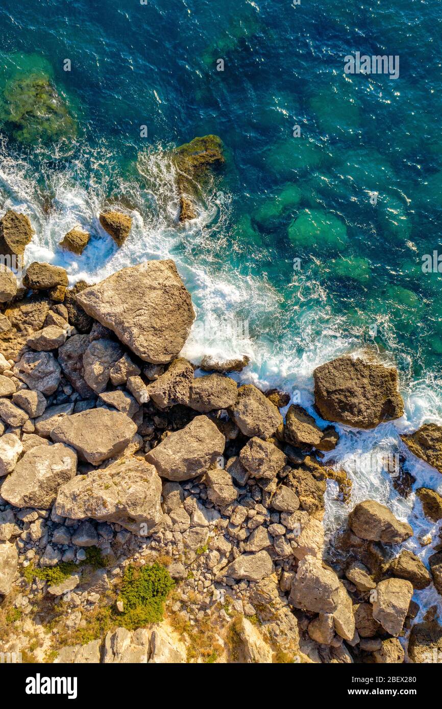 Ocean waves hitting rocks hi-res stock photography and images - Alamy