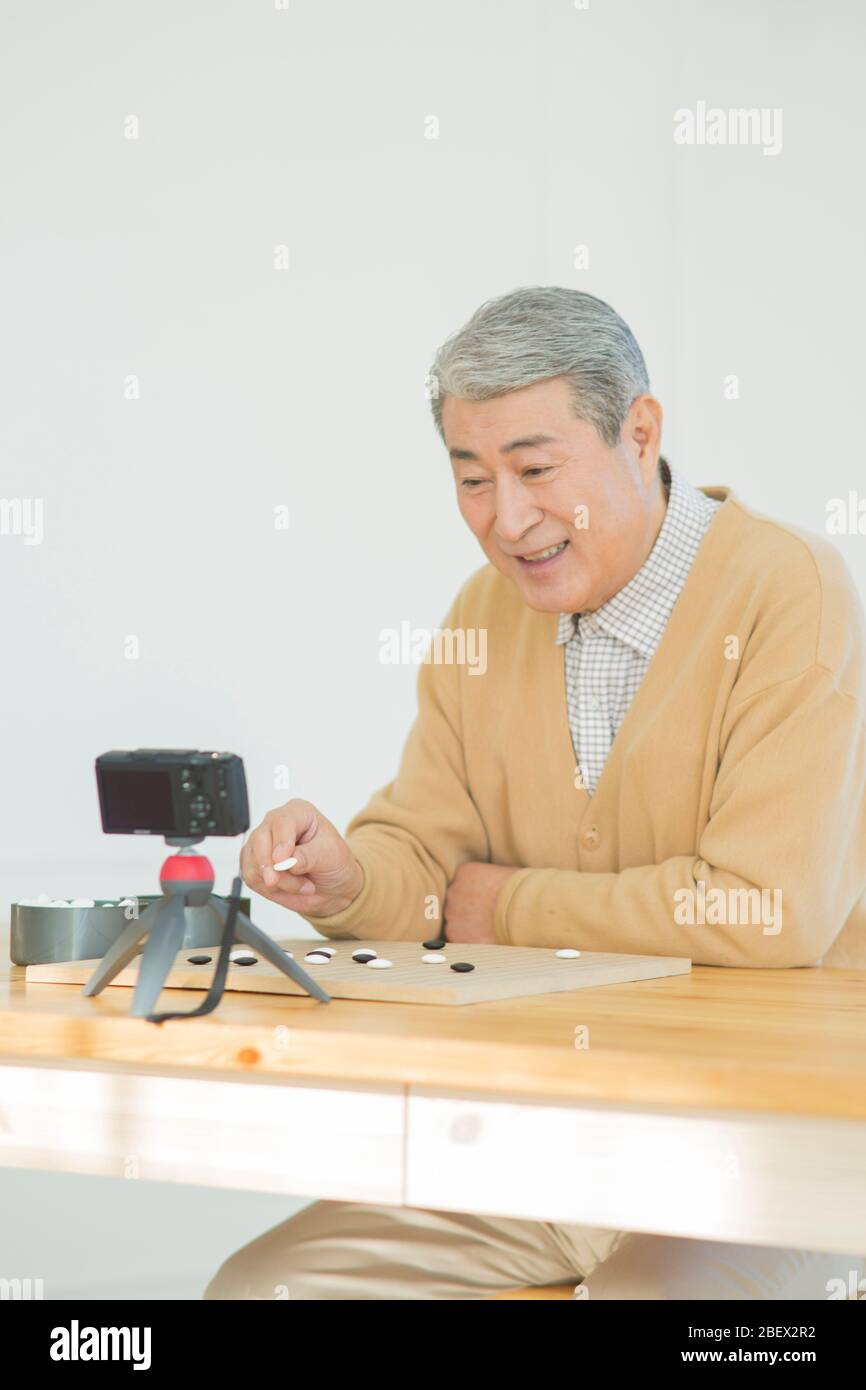 Youtuber senior hi-res stock photography and images - Alamy