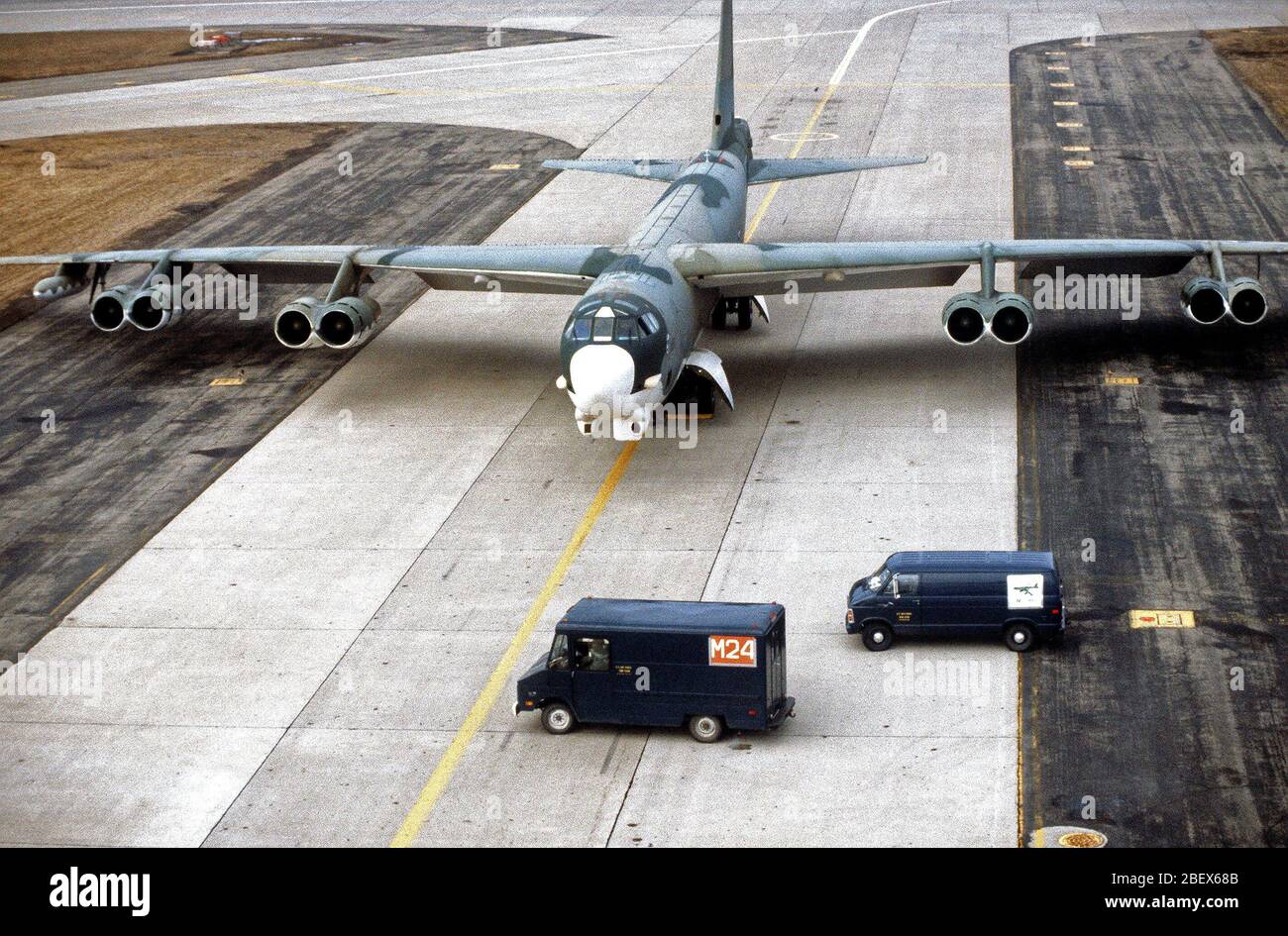 B 52 front view hi-res stock photography and images - Alamy