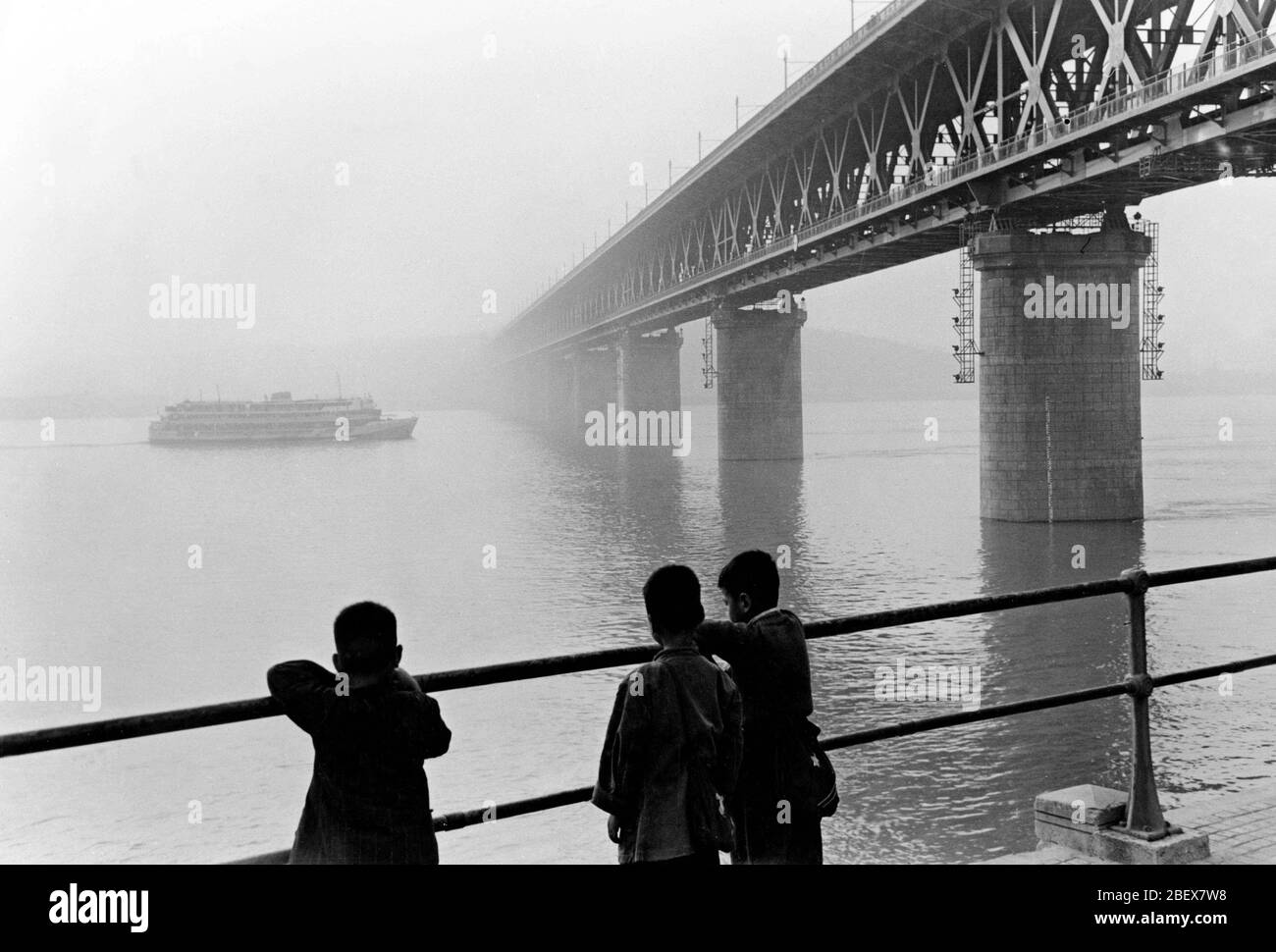 Wuhan yangtze river bridge hi-res stock photography and images - Alamy